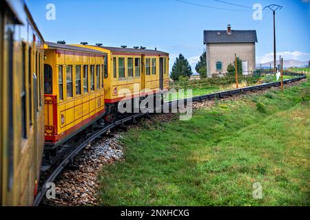Voyage dans le train jaune ou le train jaune, Pyrénées-Orientales ...