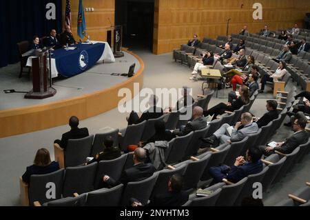Le lieutenant-général de l'Armée de terre Jon Jensen, à droite ...