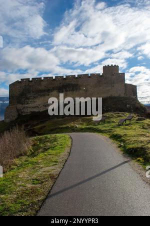 Ancienne fortification, château, tour de guet utilisée par les soldats ...
