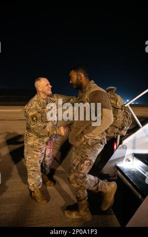 Le commandant du soutien de 310th (expéditionnaire), le colonel Eric ...