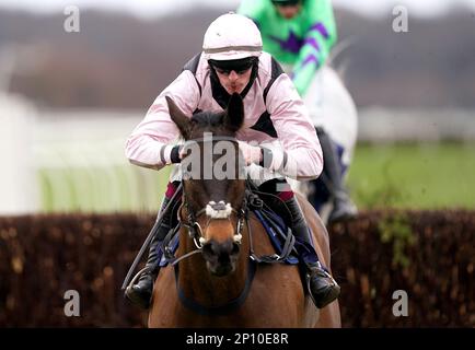 Twoshotshoftequila criée par le jockey Nathan Moscrop sur le chemin de ...