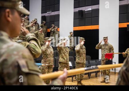 Le colonel Bryan M. Harris, commandant, 2nd Armored Brigade combat Team ...