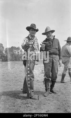 COWBOY DE 1930S HOMMES DANS CHAPS GILET CHAPEAU ET KÉRAKEUR AVEC CHEVAL ...