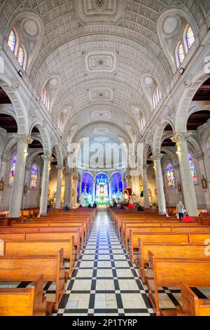 Église de la Vierge miracle, nef du Centre et autel principal ...