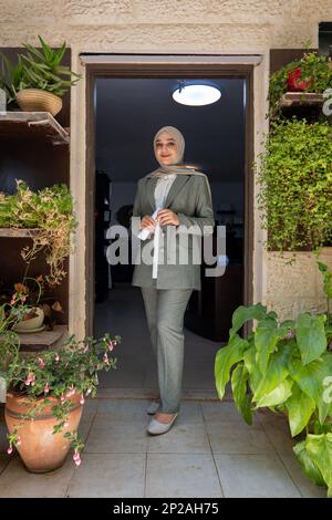 Ramallah, Palestine, 24 juillet 2022: Une palestinienne vêtue très ...