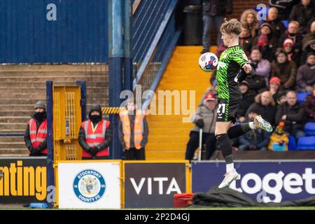 Kyle Hurst #21 de Doncaster Rovers reçoit une carte jaune lors du match ...