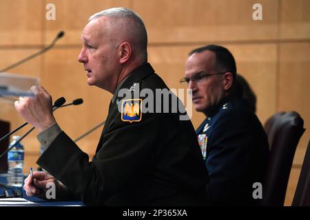 Le lieutenant-général de l'Armée de terre Jon Jensen, à droite ...