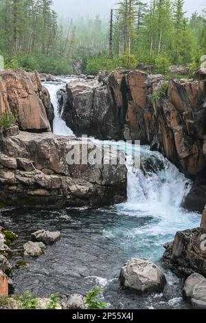 Cascade sur le plateau de Putorana. Paysage aquatique sur le plateau de ...