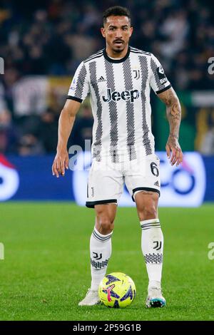 Danilo, le défenseur brésilien de Juventus, contrôle le ballon pendant ...