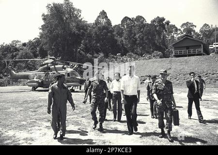 Le Lieutenant-colonel P. A. Manning, commandant VMC3-1, parle avec le ...