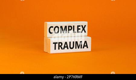Symbole de traumatisme complexe. Concept mots trauma complexe sur bloc ...