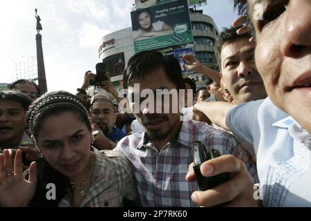 Filipino boxing great Manny Pacquiao and his mother Dionesia hold his ...