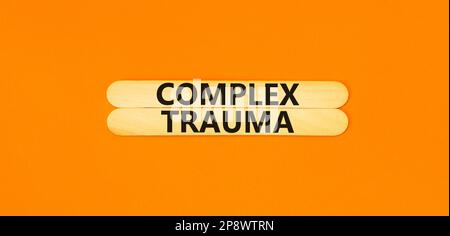 Symbole de traumatisme complexe. Concept mots trauma complexe sur bloc ...