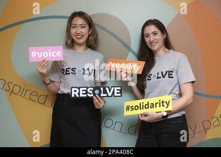 Résoudre Kelly Shek (L), assistante directrice des communications de ...