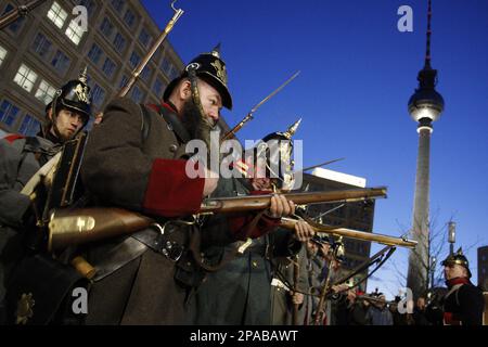 Darsteller spielen am Dienstag, 18. Maerz 2008, auf dem Alexanderplatz ...