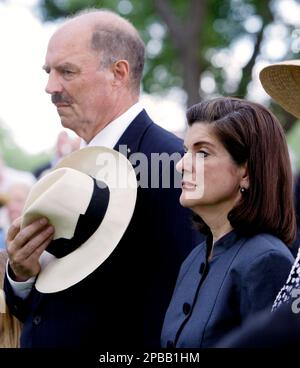 LUCI BAINES JOHNSON et son mari IAN TURPIN marchent le tapis rouge au ...