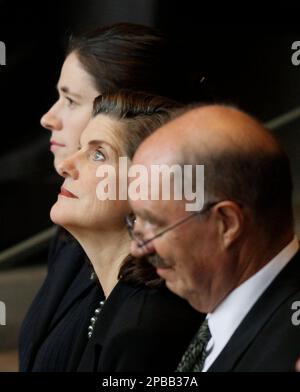 LUCI BAINES JOHNSON et son mari IAN TURPIN marchent le tapis rouge au ...