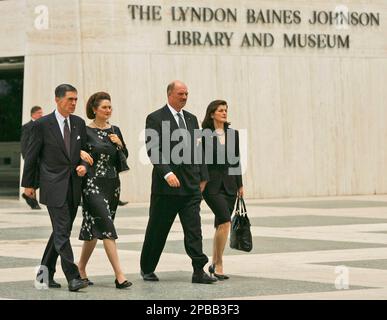 LUCI BAINES JOHNSON et son mari IAN TURPIN marchent le tapis rouge au ...