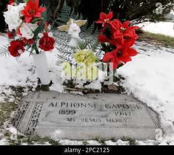 TO GO WITH STORY AL CAPONE LEGADO ** FILE ** The casket containing the body of Chicago mobster ...