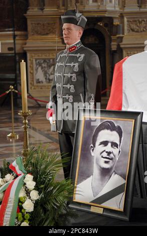 A Guard of Honor stand by the coffin of Hungarian soccer legend Ferenc ...
