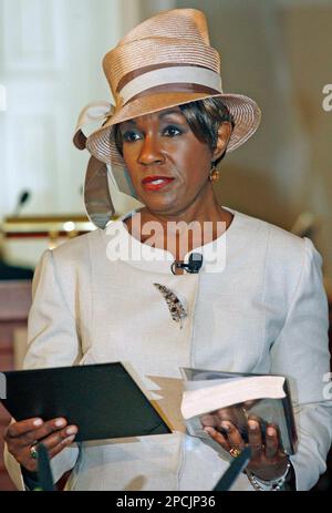Nova Scotia's new Lt. Gov. Mayann Francis takes the oath of office ...