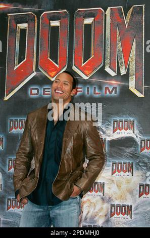 DOOM (2005) Dwayne Johnson (THE ROCK) 001-10 TRANSFUSION Photo Stock ...