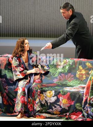 Singer Anna Netrebko as Violetta Valery and Ronaldo Villazon as Alfredo ...