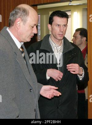 Der 34jaehrige DaimlerChrysler-Entwicklungsingenieur Rolf F. wartet zum ...