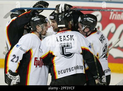 Die deutschen Eishockeyspieler Robert Leask von Eisbaeren Berlin, Shane ...