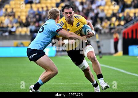 Devan Flanders of the Hurricanes est affrontée par Max Jorgensen des ...