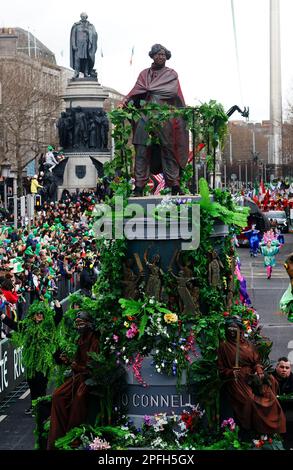 Un flotteur pour le monument Daniel O'Connell traverse le pont O ...