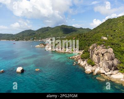 L'Asie en Thaïlande Kho Tao Bay isle white beach rocks pirogue et mer ...