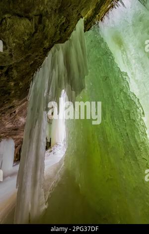 Les spectaculaires formations de glace ressemblant à un rideau des ...