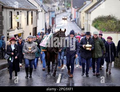 Galopin des champs avec son propriétaire Audrey Turley et l'entraîneur ...