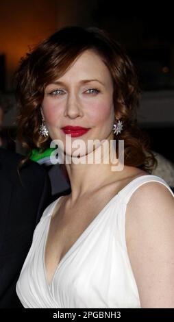 Vera Farma, la star de l'air, porte son fils Flynn lorsqu'elle arrive ...