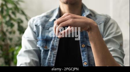 Interprète de langue des signes homme traduisant une réunion en ASL ...