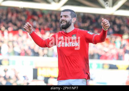 Elliot Lee #38 de Wrexham célèbre son objectif du faire 3-0 pendant le ...