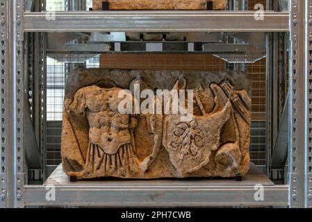 Une pierre de relief sculptée avec armure d'un tombeau romain sur l ...