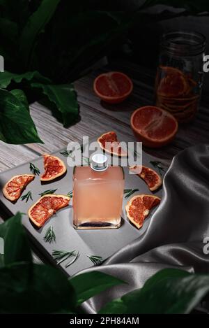 Table de bar avec cocktail de pamplemousse, run, gin et whisky, garni de fruits secs et de ...