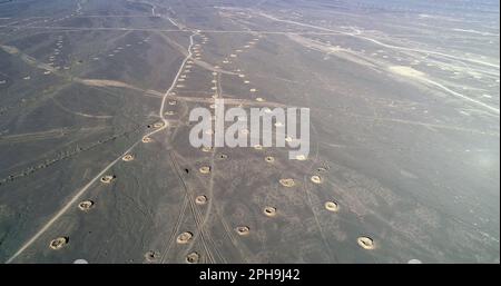 HAMI, CHINE - 26 MARS 2023 - photo aérienne de Karez dans le désert à ...