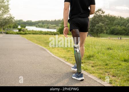 Détails d'une promenade d'un jeune homme avec une jambe prothétique ...