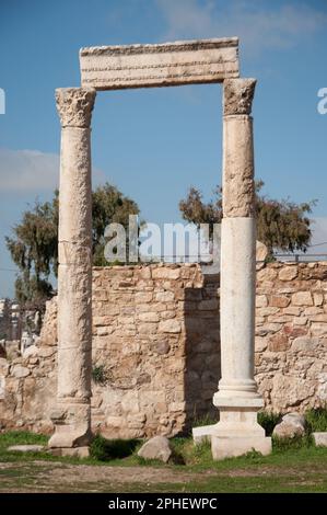 Colonnes, capitales et linteau, vestiges du Temple d'Hercules, la ...