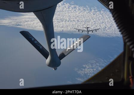 Un avion du NORAD survole le golfe du Mexique à côté d'un bombardier B ...