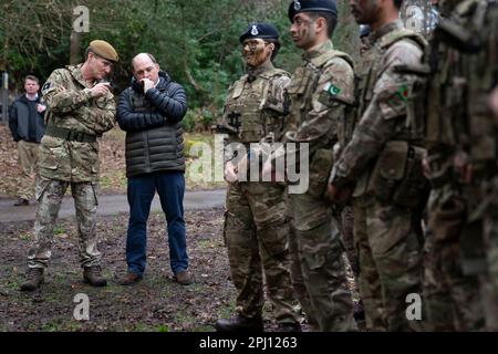 Le secrétaire à la Défense Ben Wallace et le commandant Zachary ...