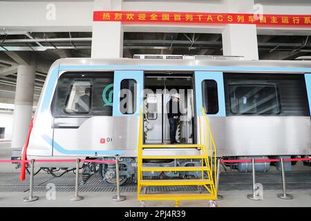 QINGDAO, CHINE - le 31 MARS 2023 - des techniciens préparent des ...