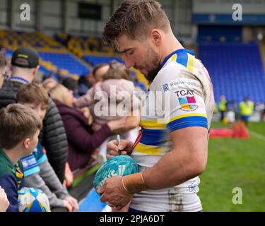 Greg Minikin #21 de Warrington Wolves part sur le terrain pendant le ...