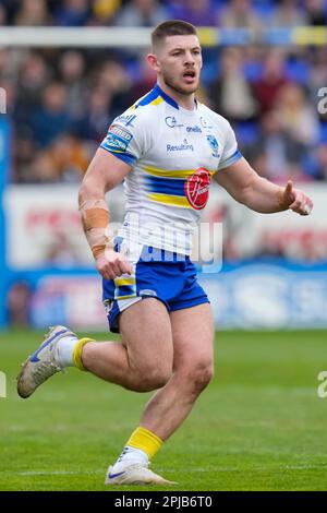 Danny Walker #16 de Warrington Wolves pendant le pré-jeu se réchauffer ...