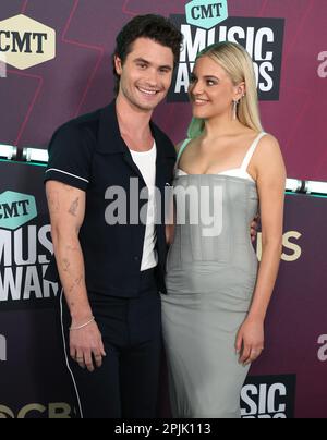 Chase Stokes et Kelsea Ballerini arrivent aux CMT Music Awards 2023 qui ...