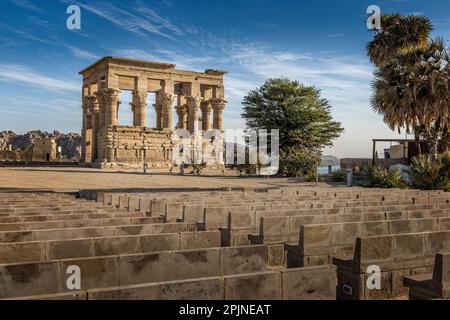 Colonnes du complexe du temple Philae, le temple d'Isis, actuellement ...