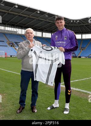 Ryan Howley de Coventry City avec des sponsors à Coventry Building ...